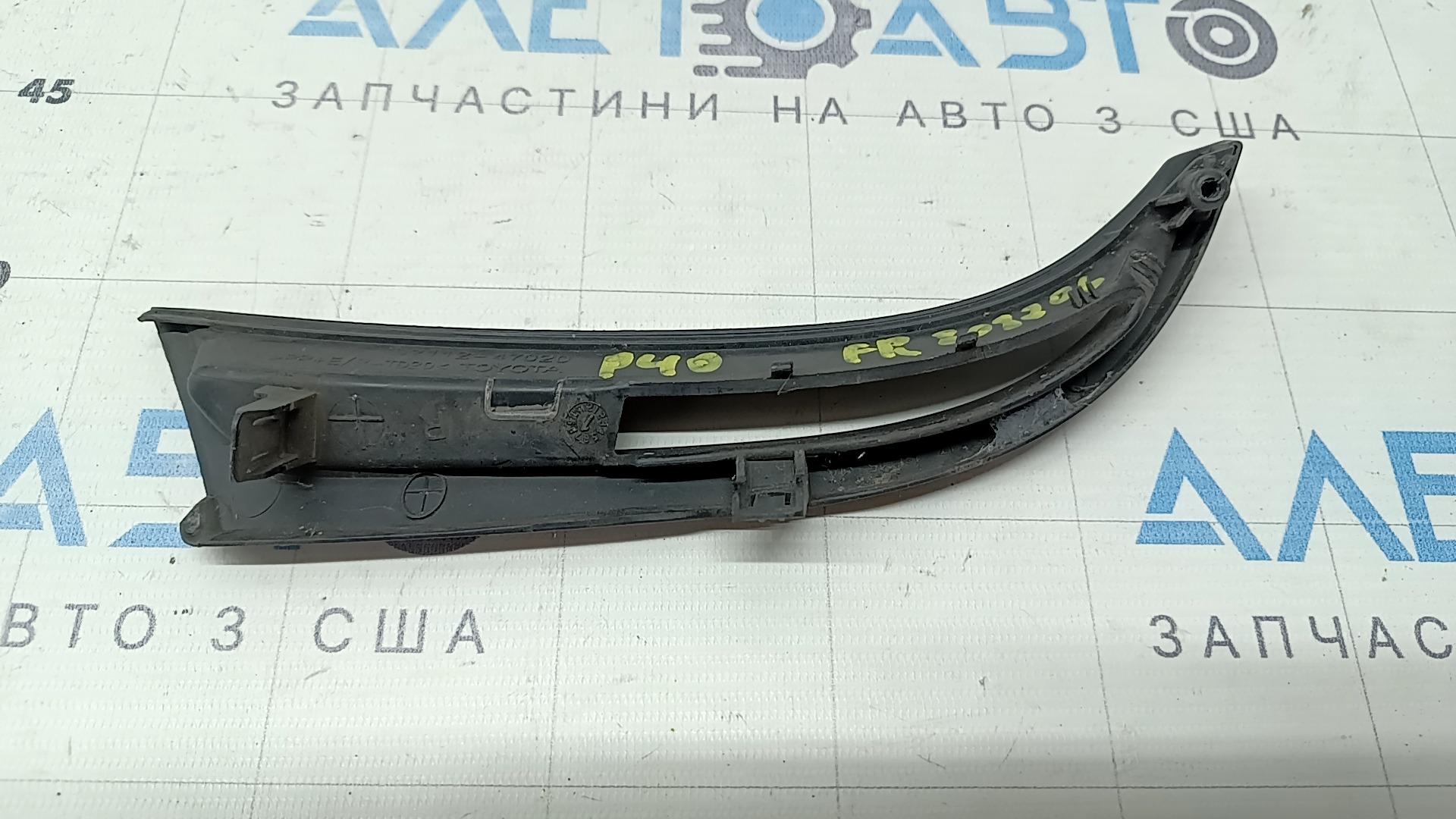 Решетка переднего бампера правая Toyota Prius V 15-17 рест, структура ...