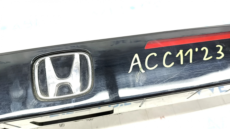 Фонарь внутренний крышка багажника Honda Accord 23-26 с эмблемой, царапины 3370030AA01 артикул ...