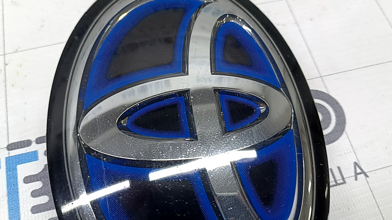 Эмблема решетки радиатора Toyota Prius 50 Prime 17-18 под радар, песок ...